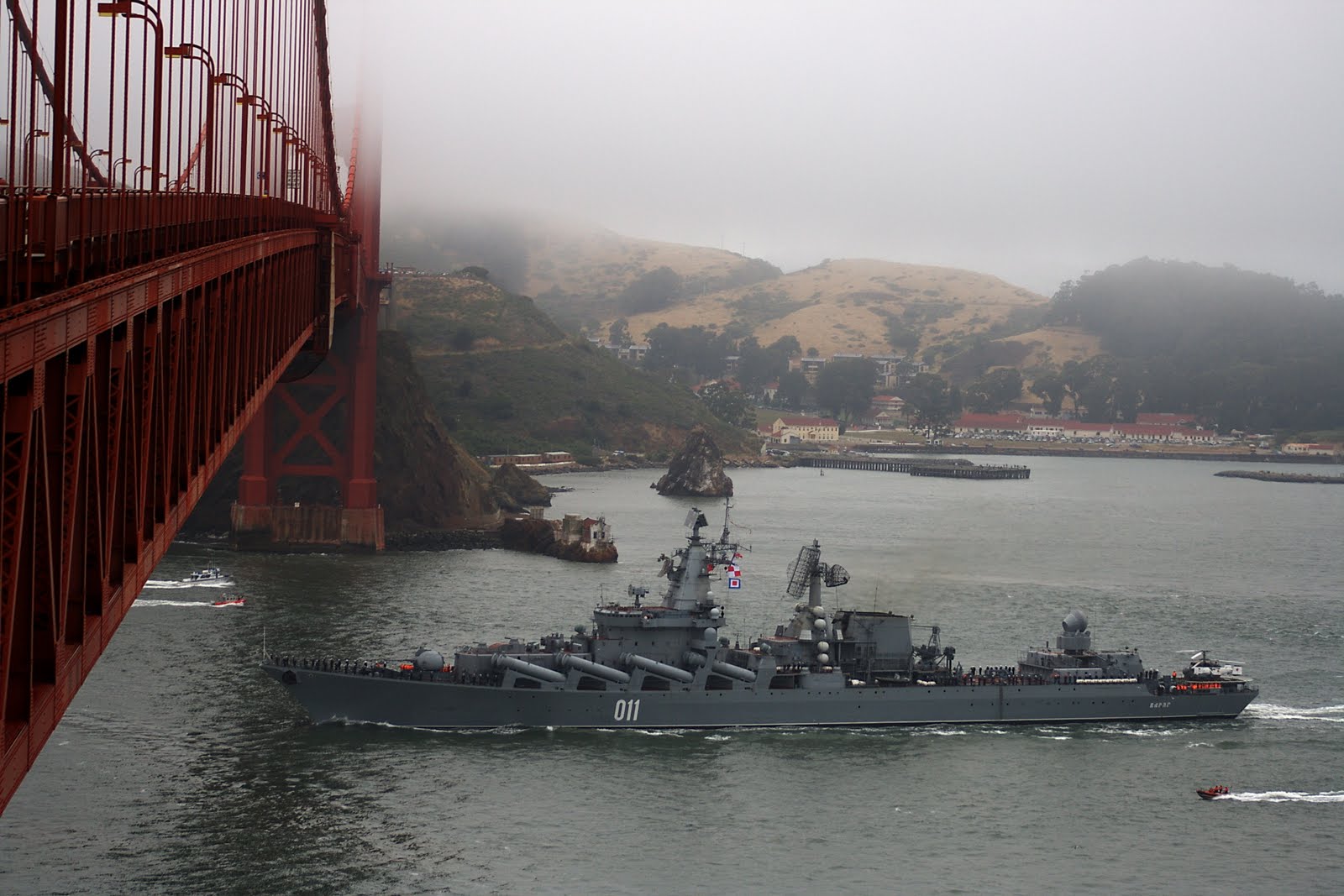 The Russian warship, Varyag slips under the Golden Gate Bridge in San ...