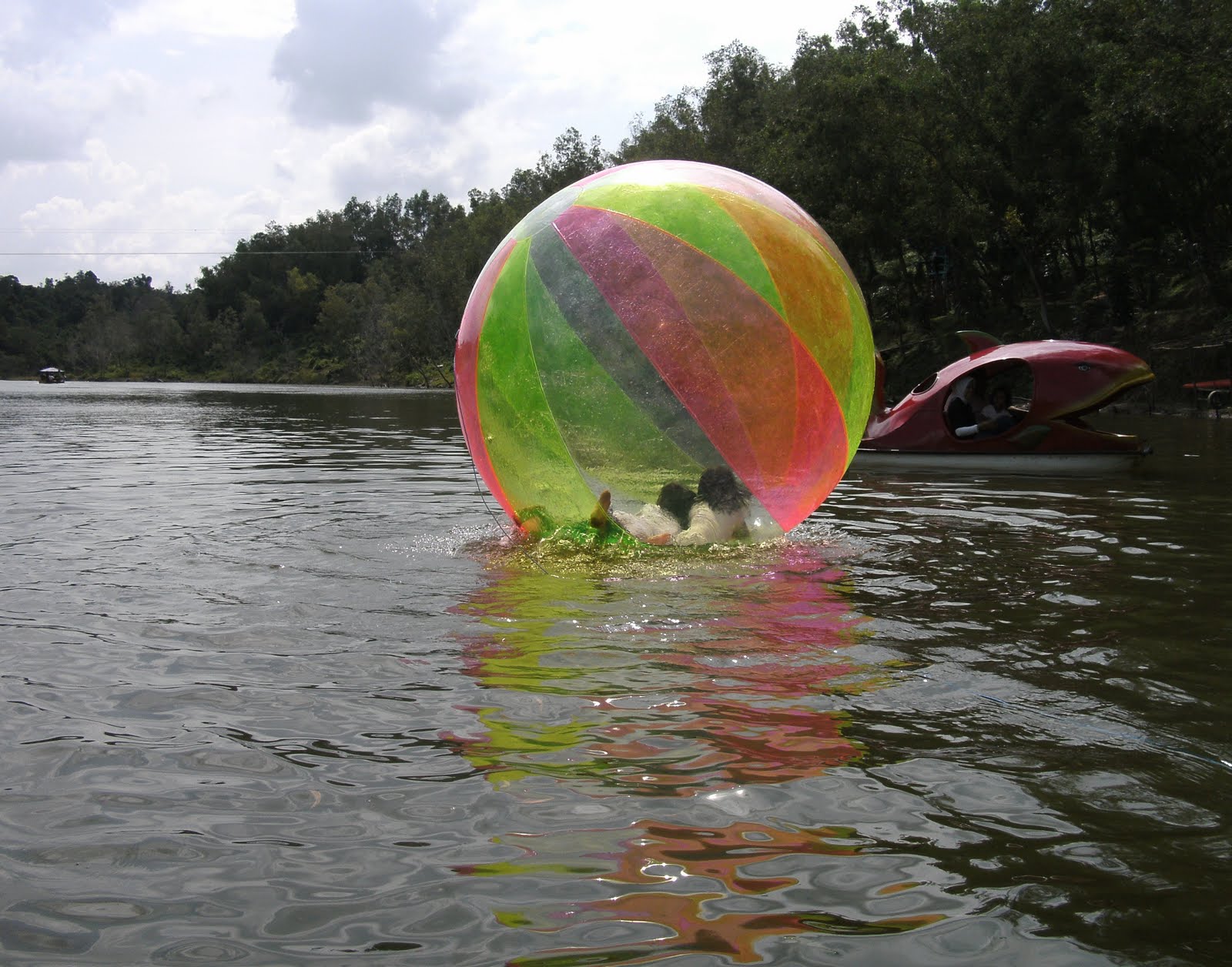 Bola-bola Air | Wisata Pulau Suwarnadwipa dan Pagang di SumBar