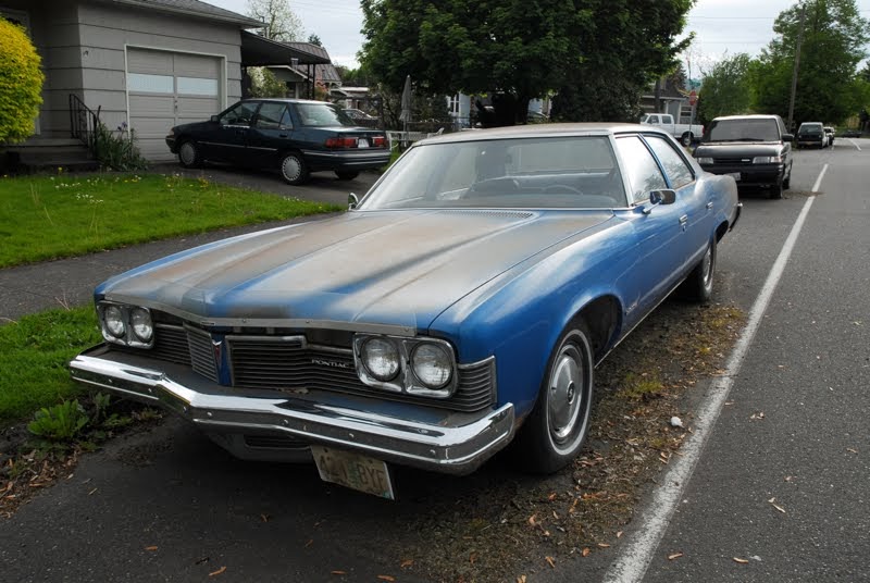 OLD PARKED CARS.: 1973 Pontiac Catalina.