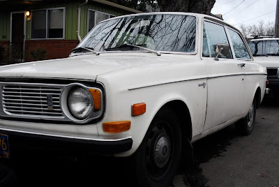 OLD PARKED CARS.: 1969 Volvo 142s Coupe.