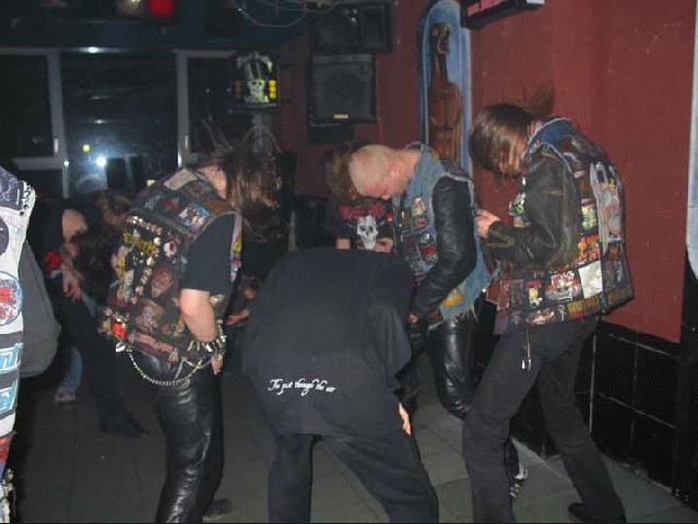 METALEROS: COMO SE VISTEN LOS METALEROS Y PORQUE