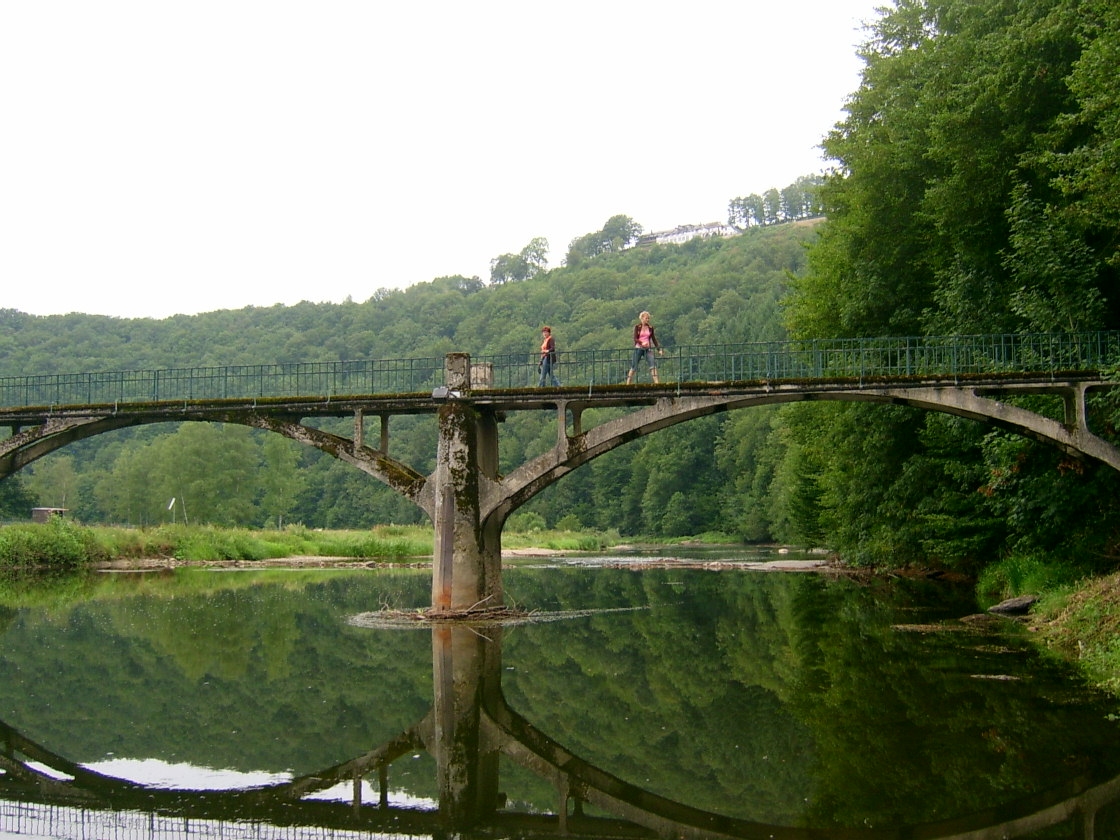 Ardennen Foto' s: Voetgangersbrug Frahan aan kinderboerderij