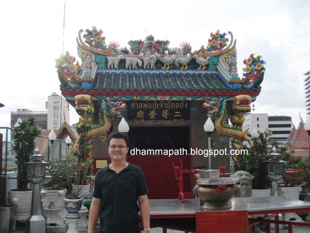 Dhamma Path Blog: Er Ger Fong Temple Shrine In Bangkok Thailand.