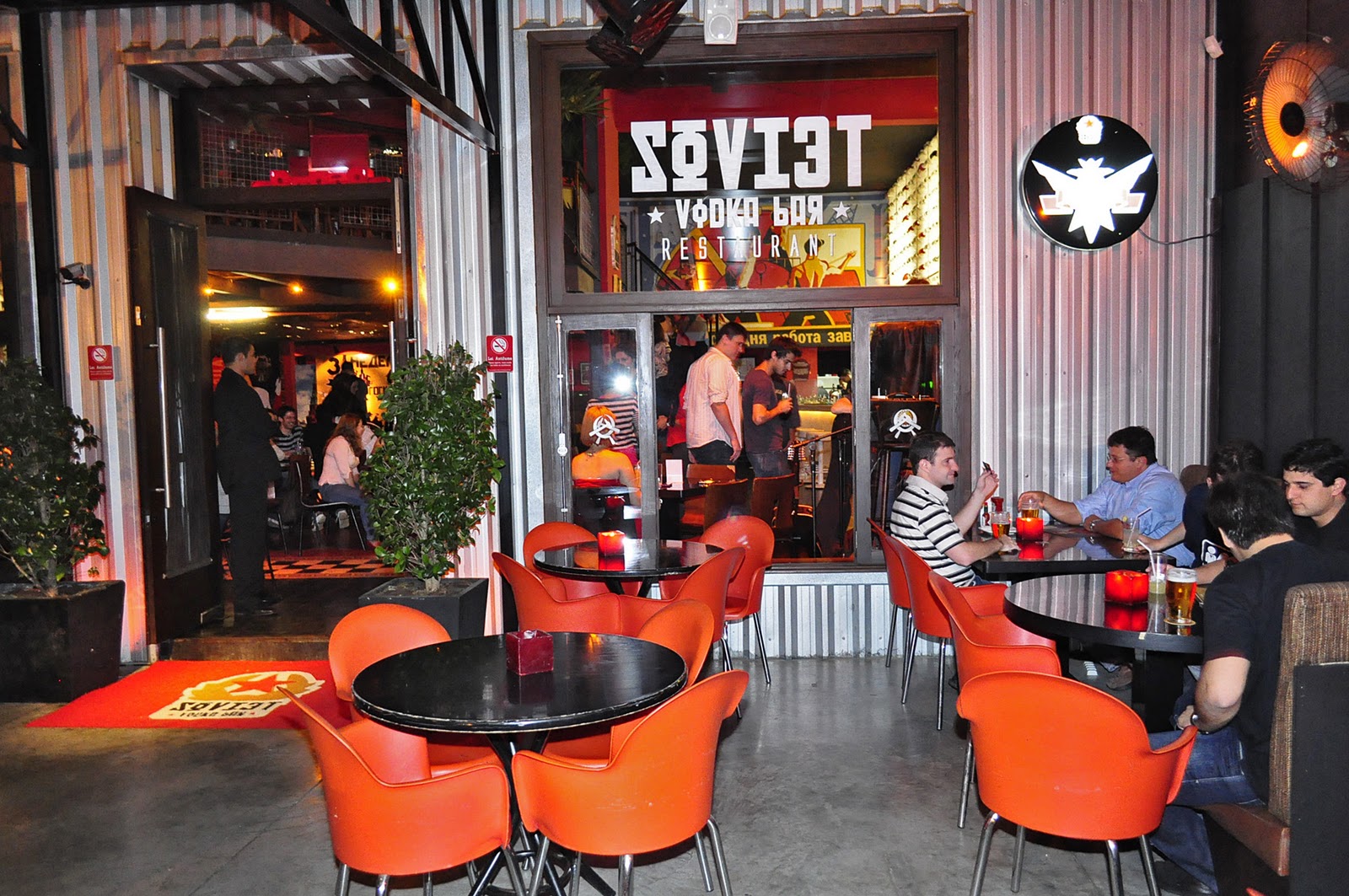 Elis Cabanilhas Glaser: Quinta é dia de Double Drink no Soviet Vodka Bar