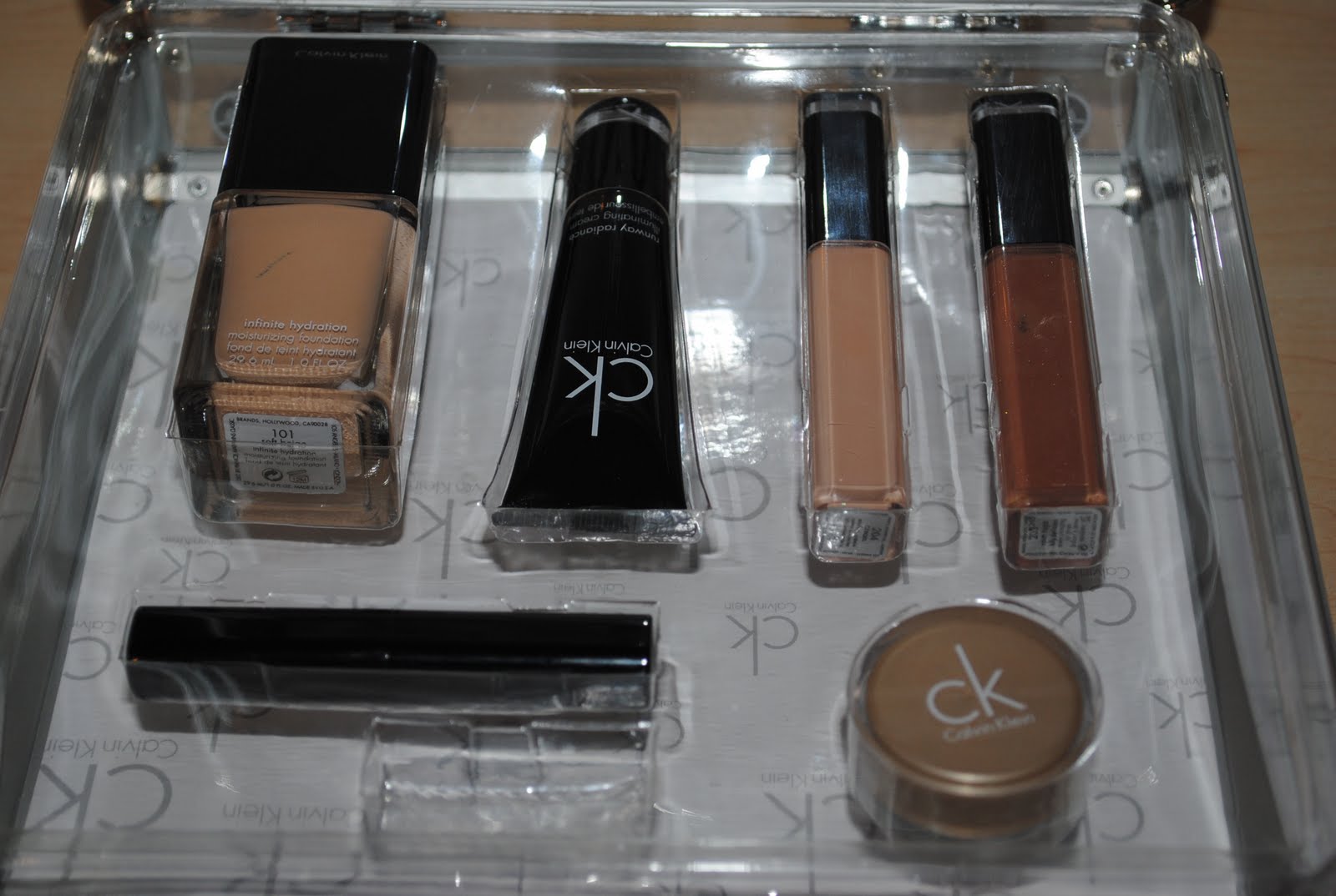 Calvin Klein - Infinite Hydration Moinsturizing Foundation +CK Endless ...