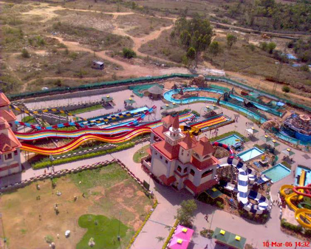 Lonely Voyagers - The Journey to the Unknown: Wonder La - Amusement park