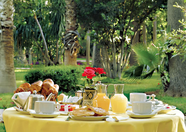 The Old White Cottage: Outdoor Breakfast