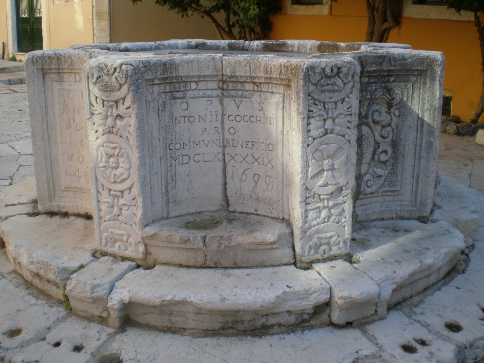 www.facebook.com/johncorfuworld: Τhe old Venetian well in Campiello