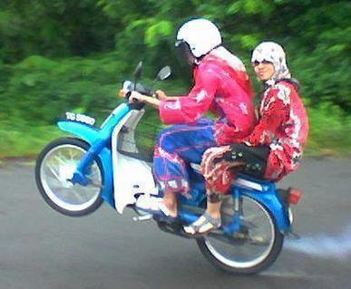 Minah Rempit Bertudung Tunjuk Aksi | Gambar Menarik