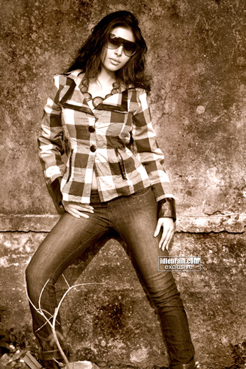 Hot Mirchi Girls: aadeenkhan Hot pics