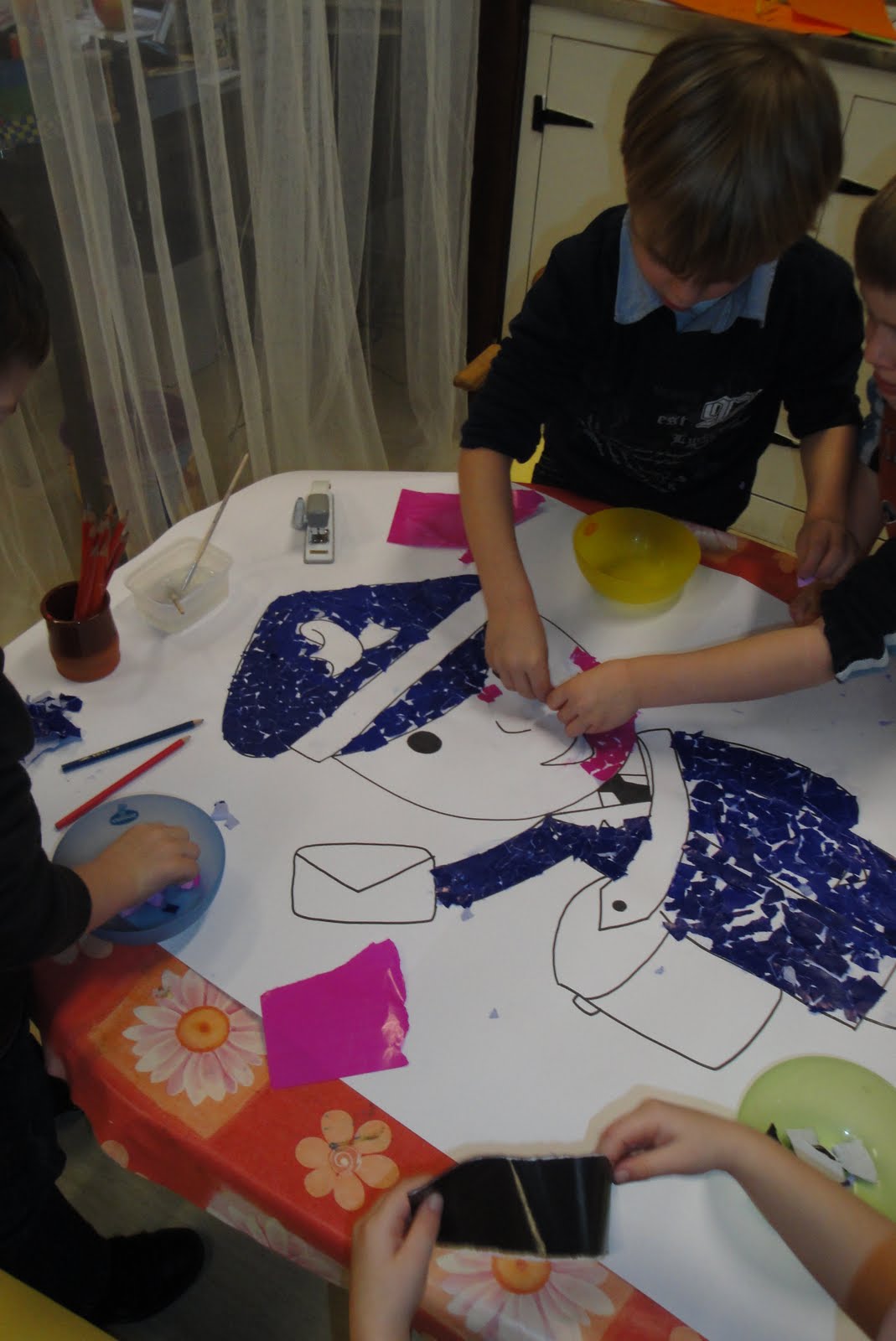 TRANSVAAL Juf An: knutselen: scheuren en plakken van een postbode