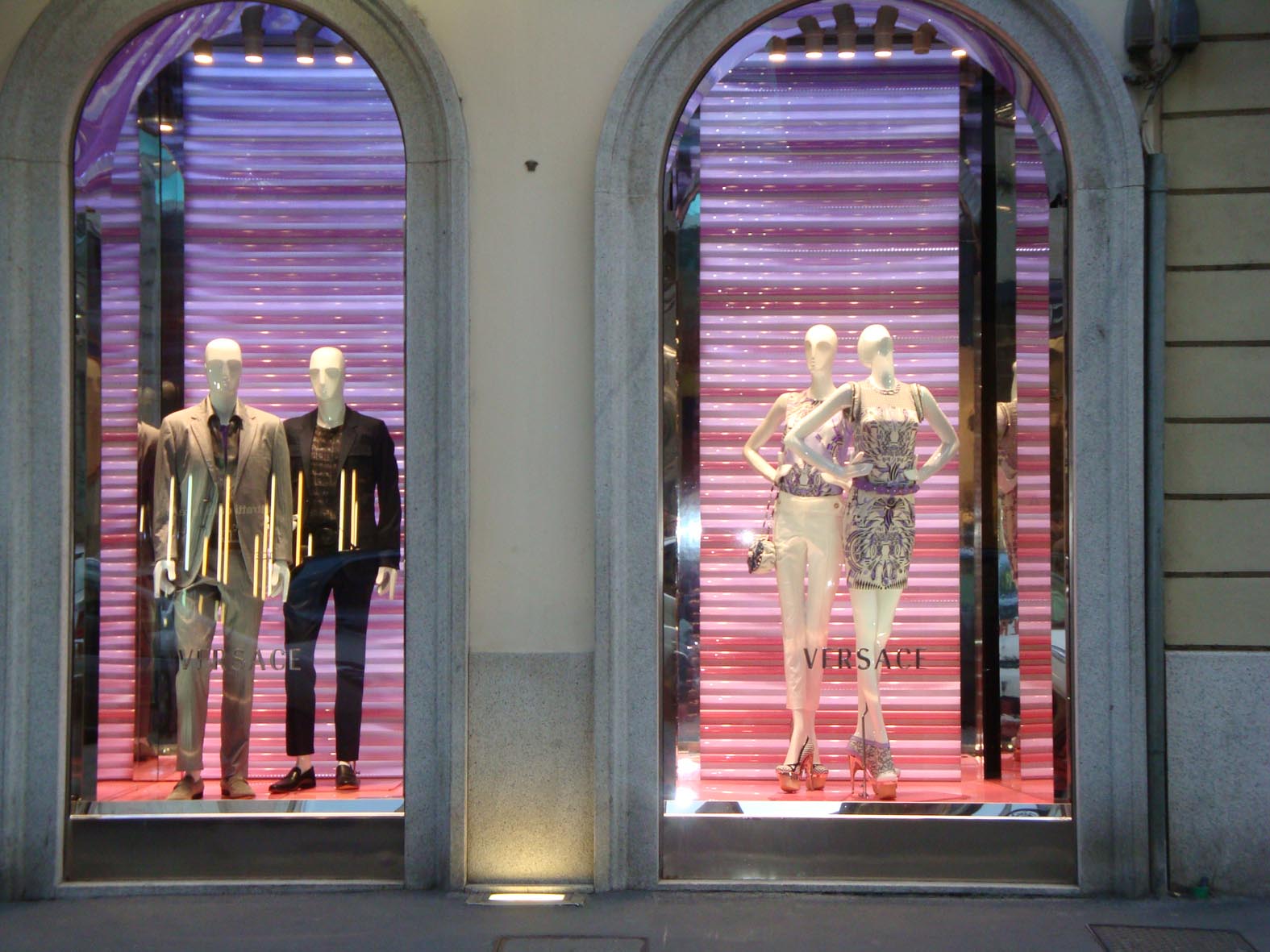 Vitrine Versace. Verão 2010 Milão, 14/04. | Dimp