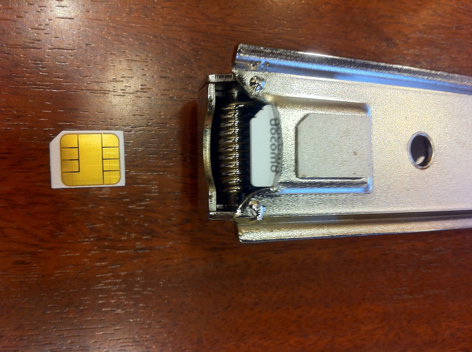 テクニカルにつれ"ず"れる: SIMカッターの使い方（b-mobile U300をSIMカット）