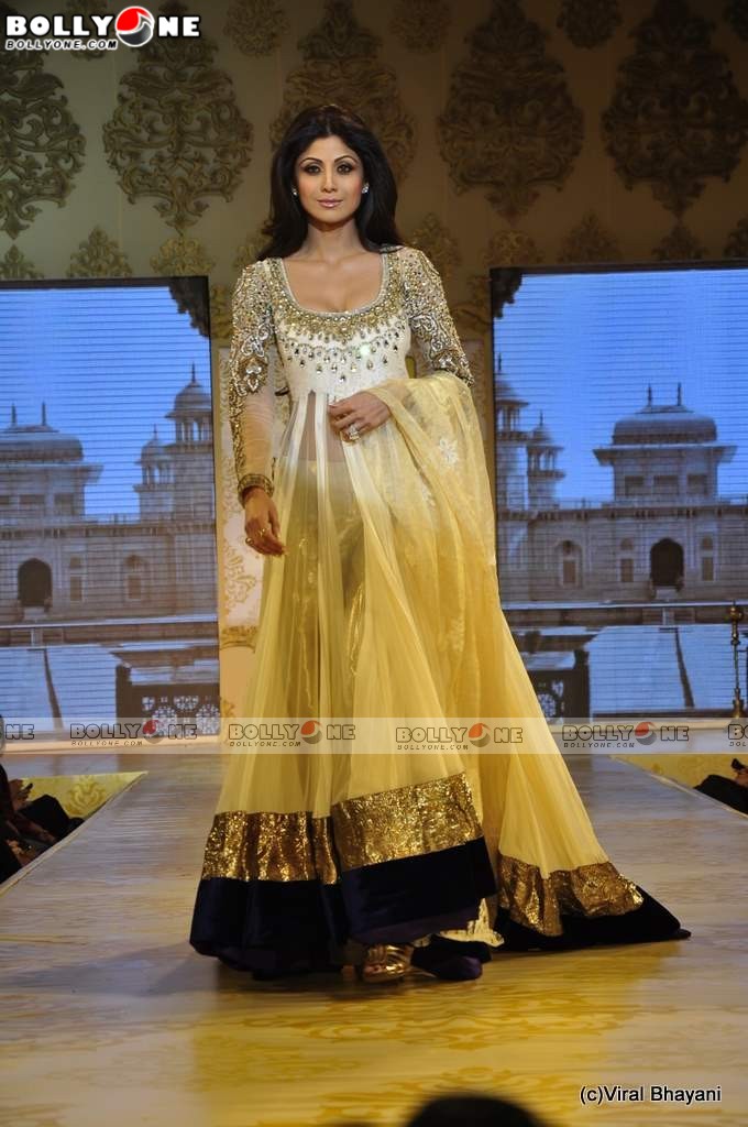 Men Women Photos: Shilpa Shetty Hot Ramp walk Stills at Mijwan Fashion show