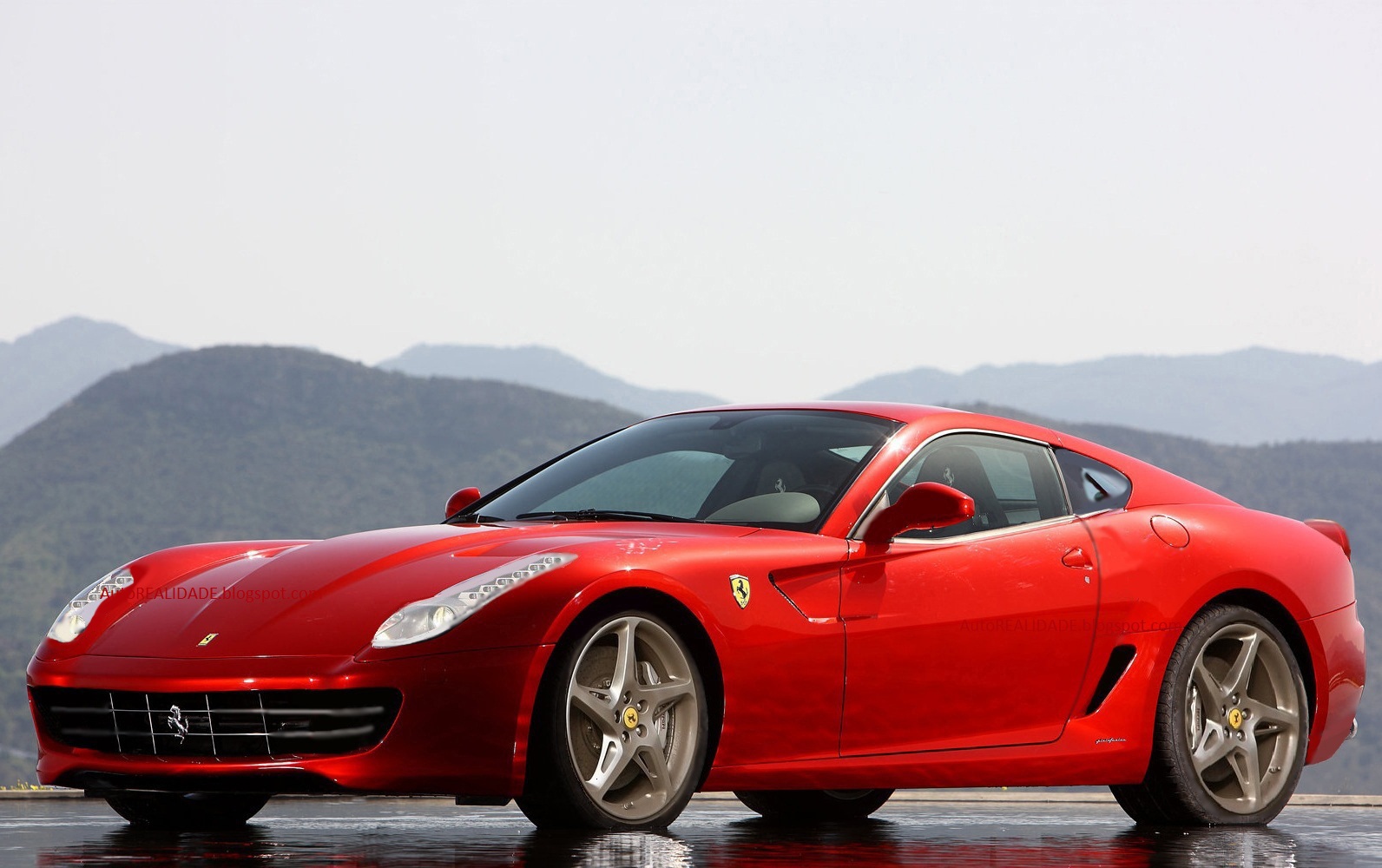 Uma nova Ferrari de 12 cilindros vem ai