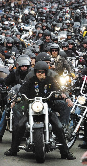 Cloaca News: SERRA PAGOU PARA TER MOTOQUEIROS EM CARREATA