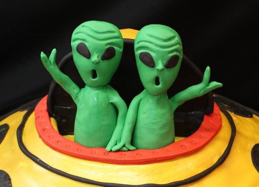 Complete Deelite: Wedding Couple Alien Cake