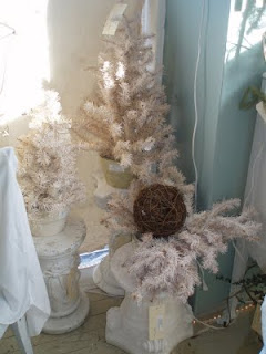 Garden Antqs Vintage: White Christmas Window Display