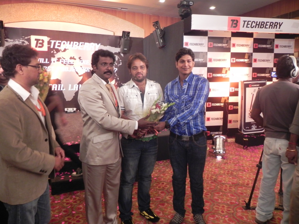 Techberry Mobiles: The India's first projector mobile got launched on ...