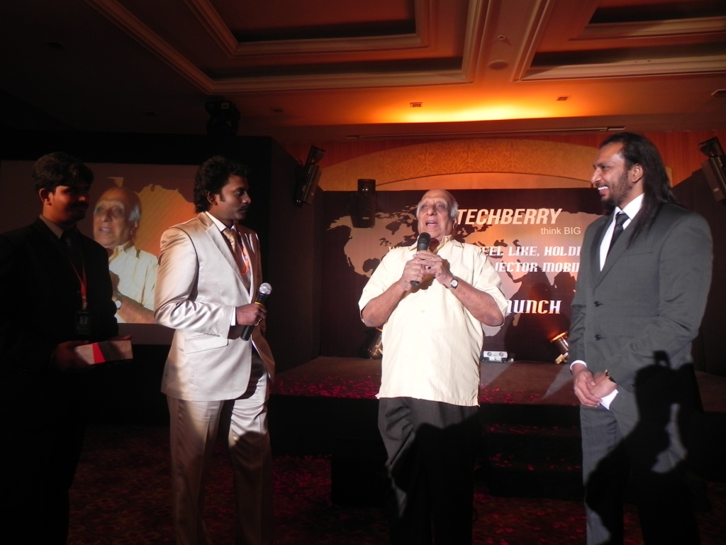 Techberry Mobiles: The India's first projector mobile got launched on ...