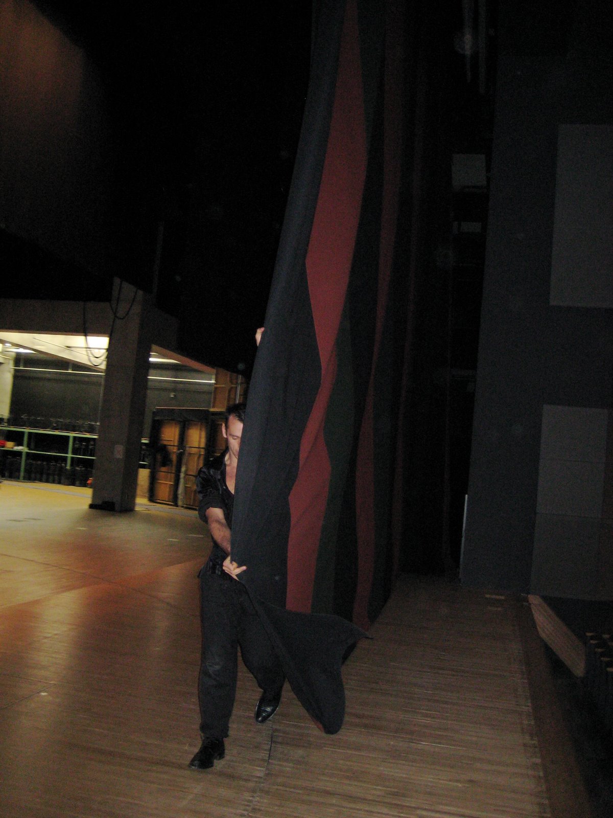 Dogugaeshi: Touring Underneath a Kabuki Stage