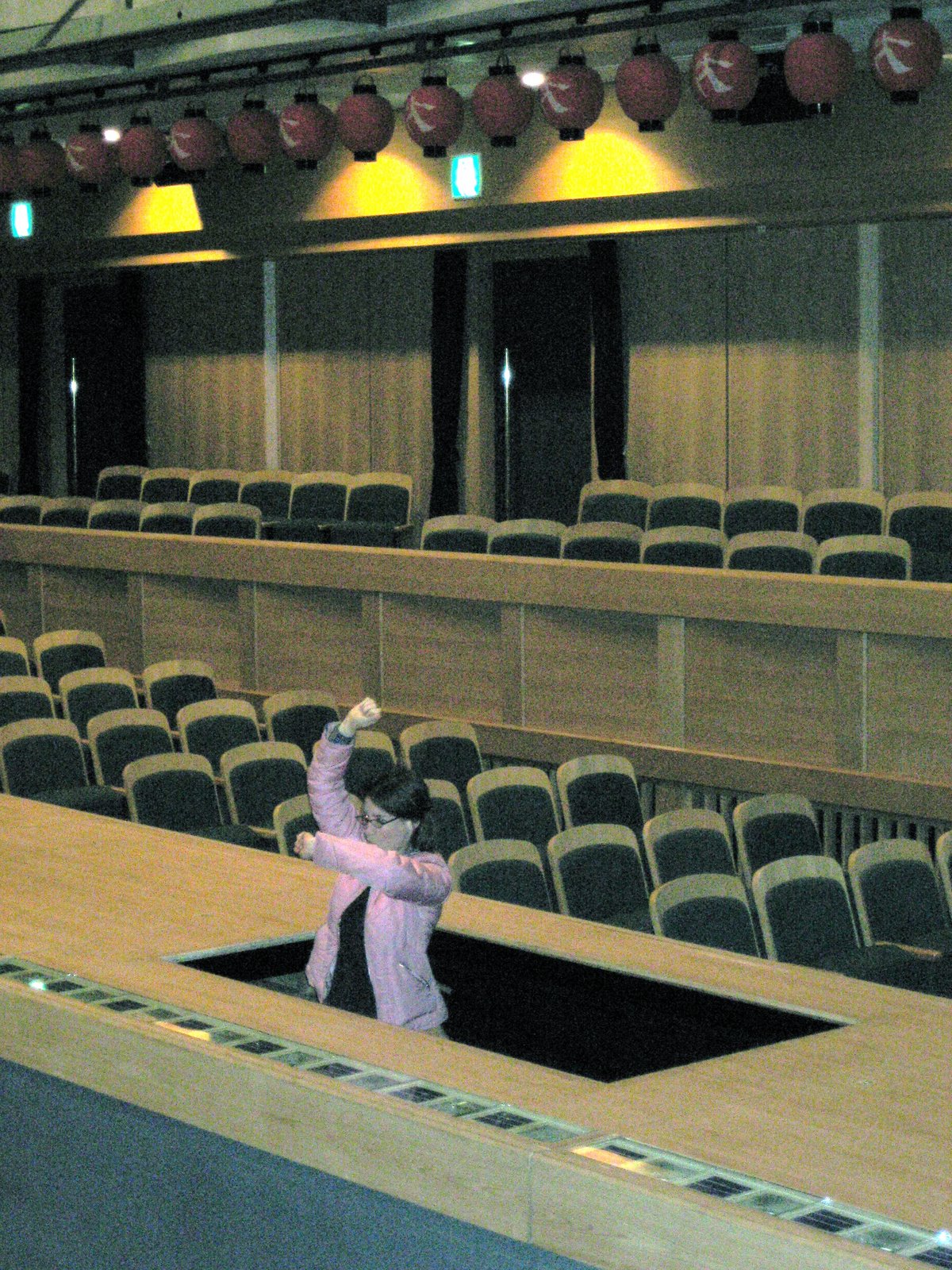 Dogugaeshi: Touring Underneath a Kabuki Stage