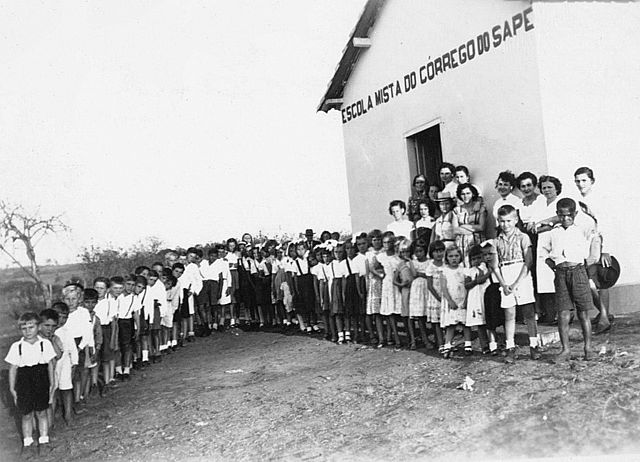 Universo da Geohistória: A ESCOLA DO PASSADO E DO PRESENTE
