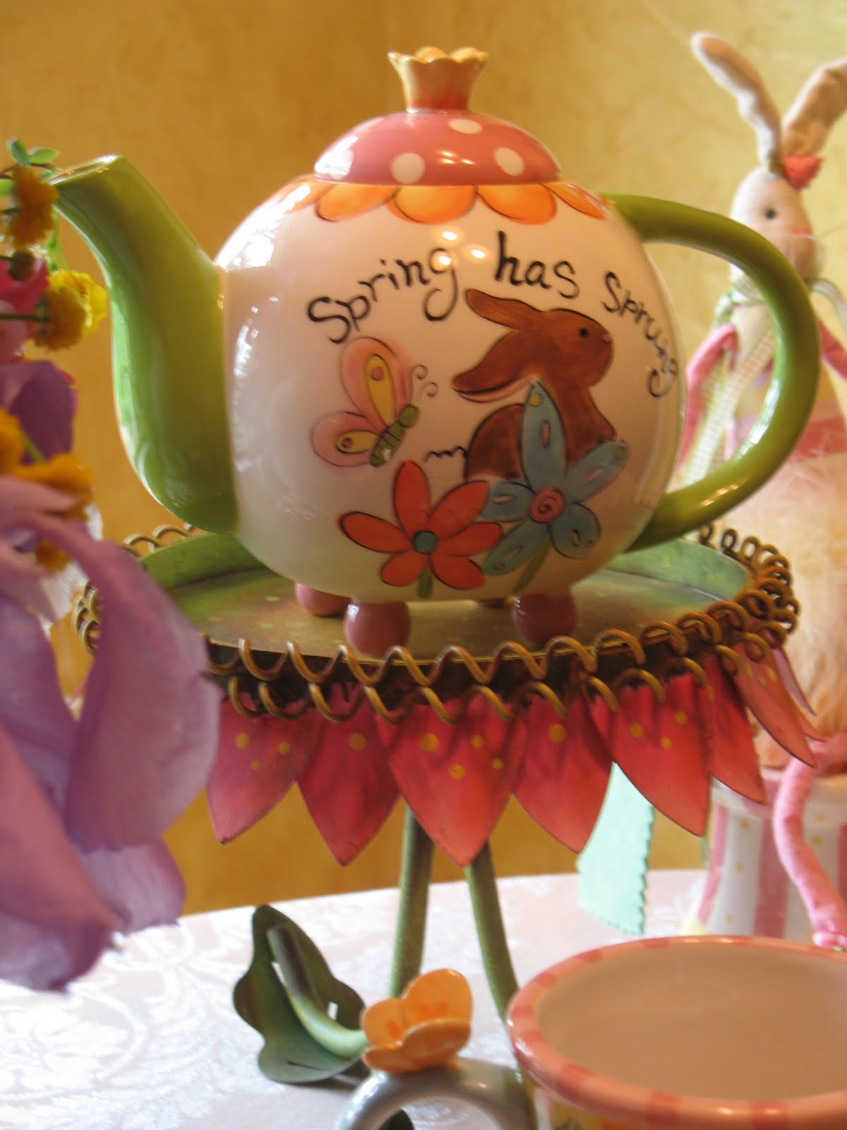 Miss Bloomers : Spring Teapot, Pink Bunny and 4 chics