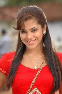 4STILLS: KADHAL SANDHYA CUTE PICS