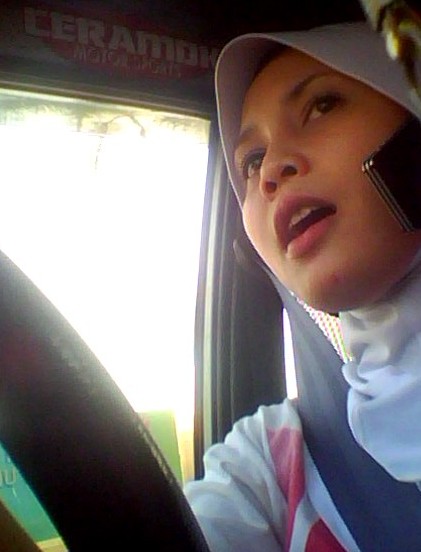 Paling Menarik Hanya di Sini....: Aksi Awek Tudung Dalam Kereta (6 Gambar)