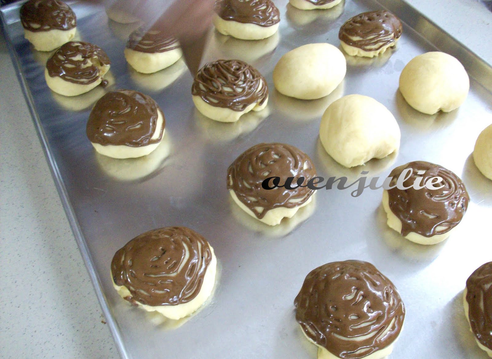 ovenjulie: Roti Boy topping coklat