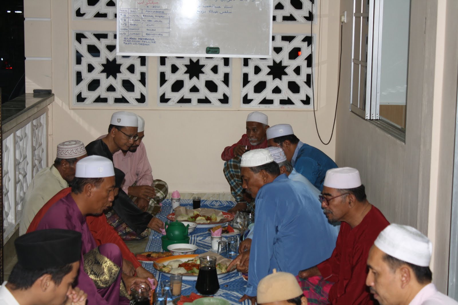 LAMAN RASMI ADUN MAHARANI: SUMBANGAN RAMADHAN 1341H DI PARIT AMAL LAUT MUAR