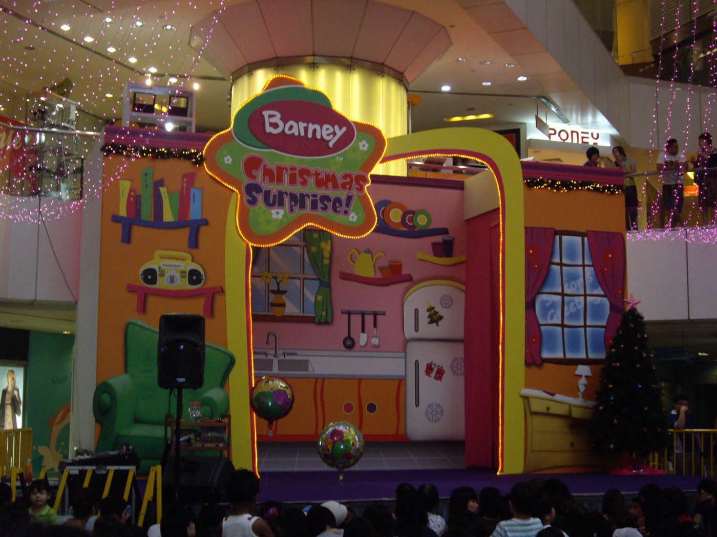 Somewhere in Singapore Blog: Barney Christmas Surprise @ United Square
