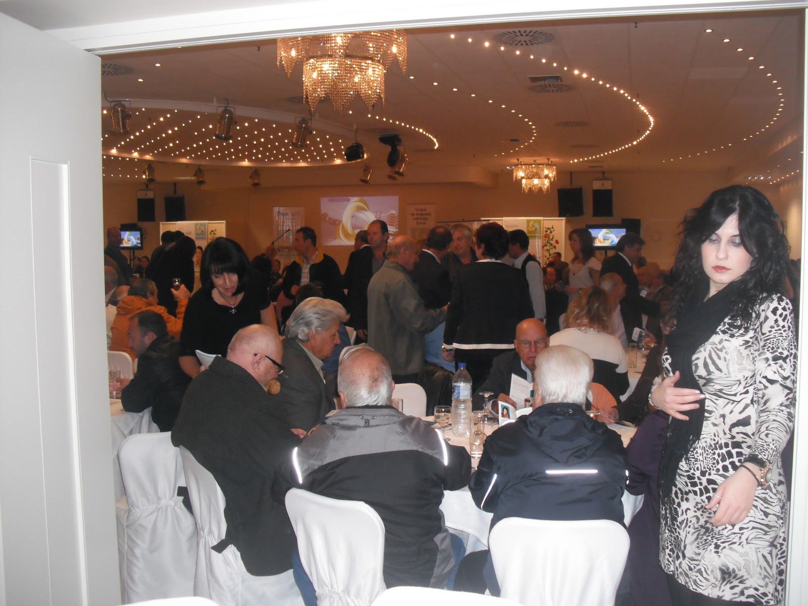 ΚΑΤΑΜΕΣΤΗ Η ΑΙΘΟΥΣΑ ΣΤΟ ΜΕΛΙΣΣΟΧΩΡΙ ΣΤΗΝ ΕΚΔΗΛΩΣΗ ΤΟΥ ΕΠΙΚΕΦΑΛΗΣ ΤΟΥ ...