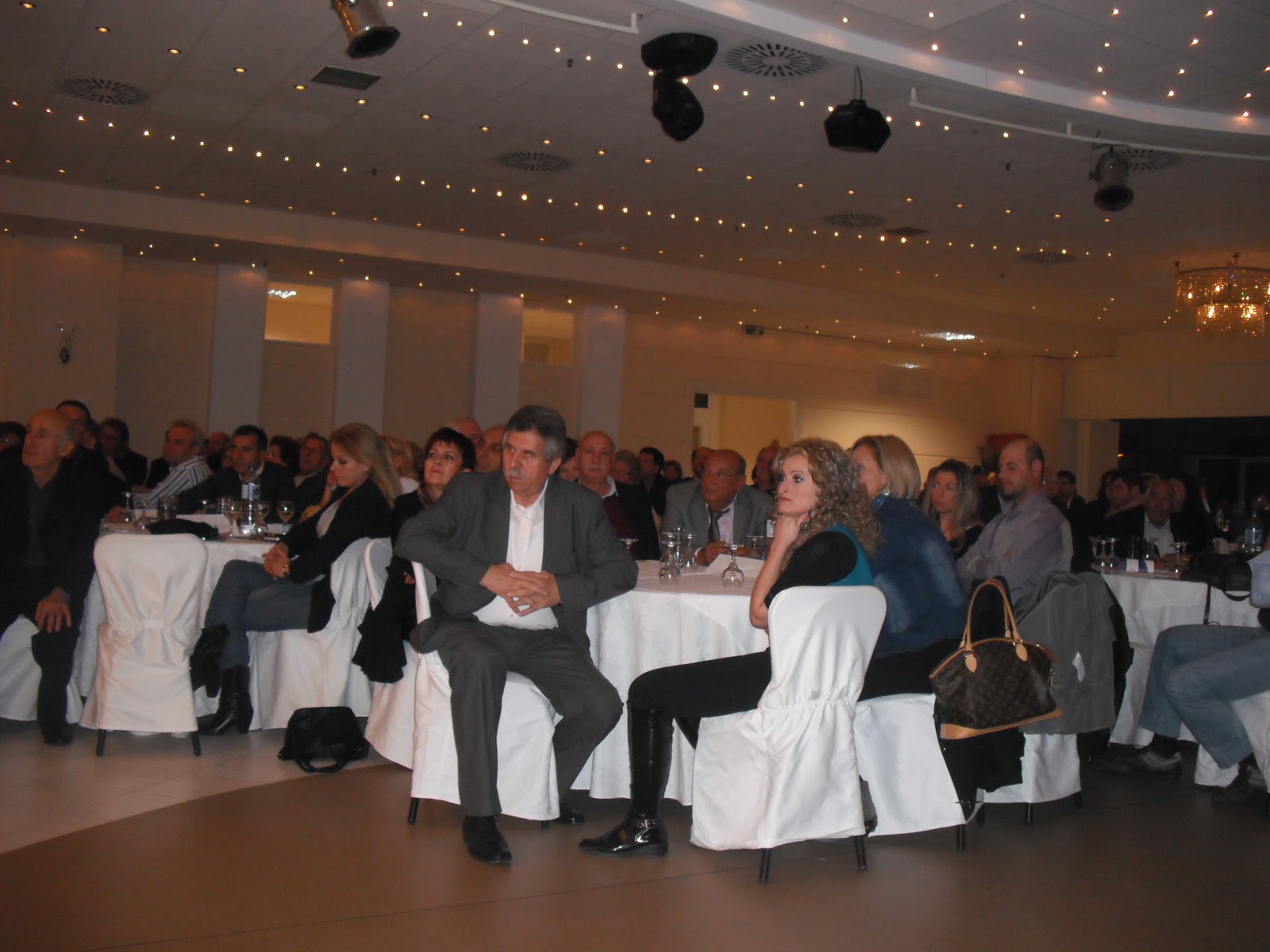 ΚΑΤΑΜΕΣΤΗ Η ΑΙΘΟΥΣΑ ΣΤΟ ΜΕΛΙΣΣΟΧΩΡΙ ΣΤΗΝ ΕΚΔΗΛΩΣΗ ΤΟΥ ΕΠΙΚΕΦΑΛΗΣ ΤΟΥ ...