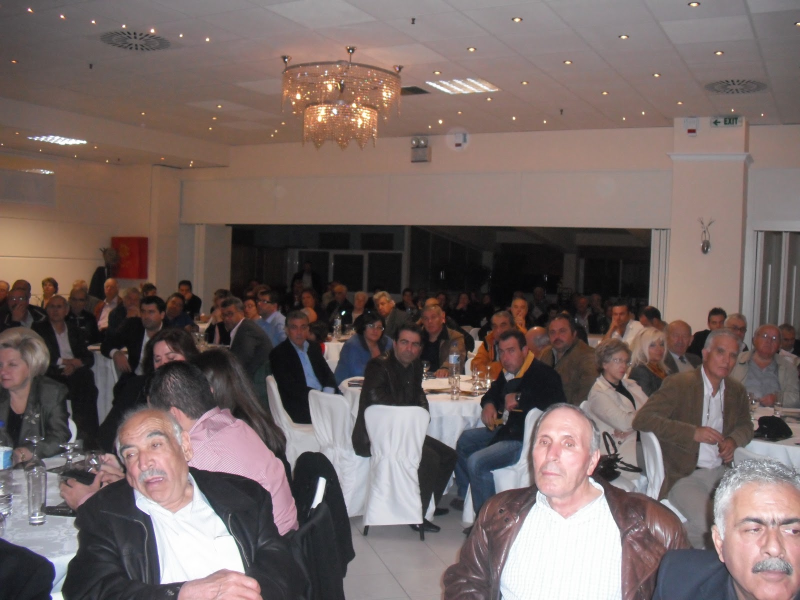 ΚΑΤΑΜΕΣΤΗ Η ΑΙΘΟΥΣΑ ΣΤΟ ΜΕΛΙΣΣΟΧΩΡΙ ΣΤΗΝ ΕΚΔΗΛΩΣΗ ΤΟΥ ΕΠΙΚΕΦΑΛΗΣ ΤΟΥ ...