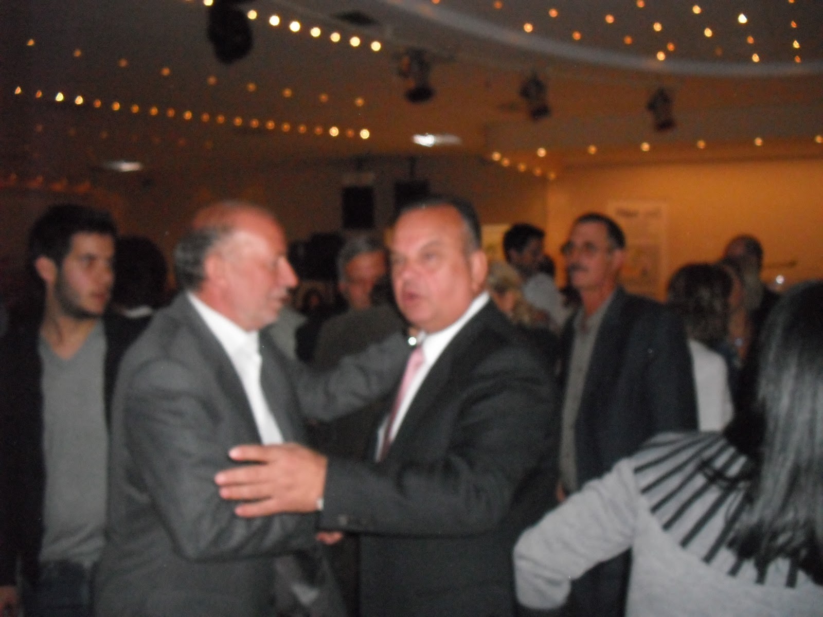 ΚΑΤΑΜΕΣΤΗ Η ΑΙΘΟΥΣΑ ΣΤΟ ΜΕΛΙΣΣΟΧΩΡΙ ΣΤΗΝ ΕΚΔΗΛΩΣΗ ΤΟΥ ΕΠΙΚΕΦΑΛΗΣ ΤΟΥ ...