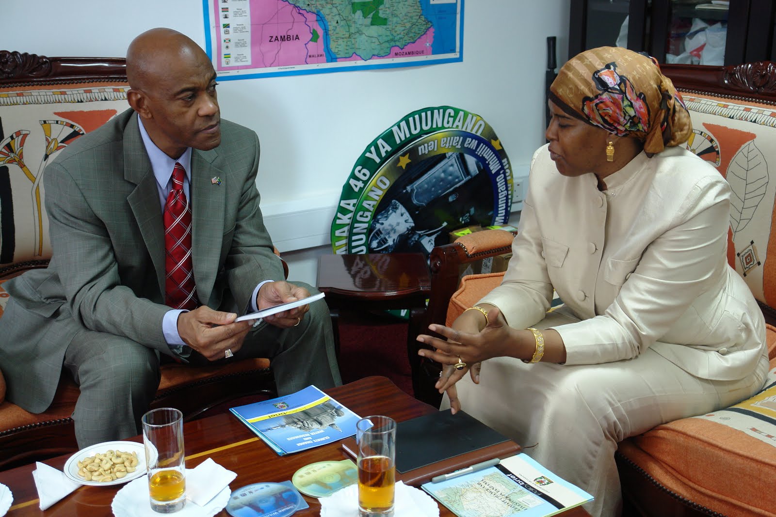 Hartmann Online: Waziri Batilda Buriani na Balozi wa Marekani nchini ...