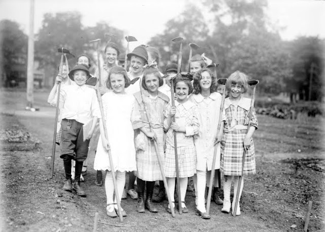 Urban Gardening with Kids, circa 1944 | sweet juniper inspiration