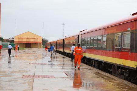 Pensar e Falar Angola: Comboio Volta a Apitar em Malange