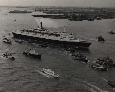 QE2: THE LAST CROSSING: THE FIRST ARRIVAL OF THE QE2 TO NEW YORK