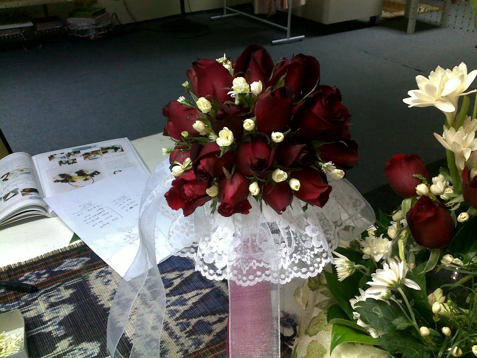 EDINA BRIDAL: bunga pegang~ fresh flowers