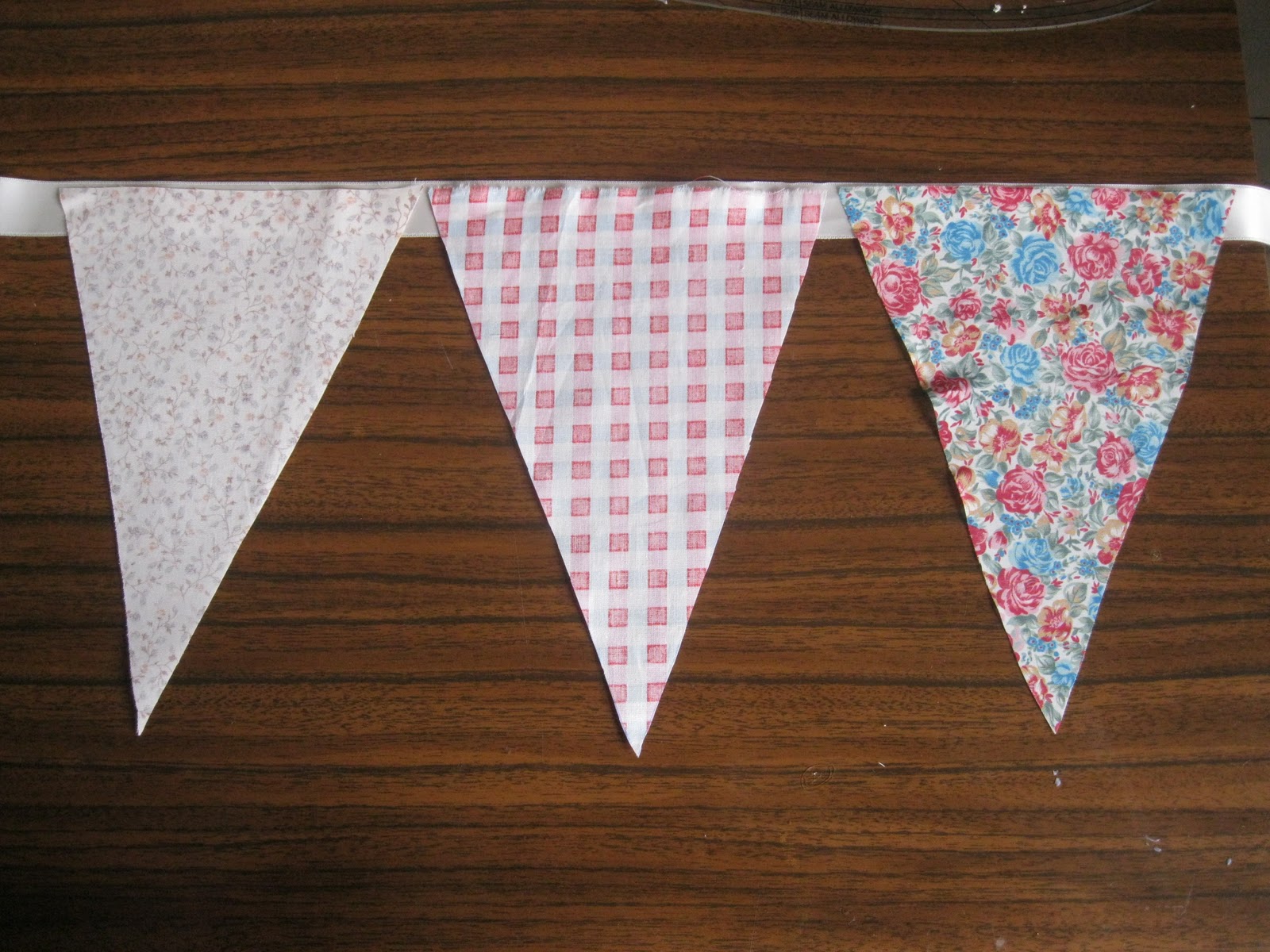 the hand made wedding co.: how to make bunting