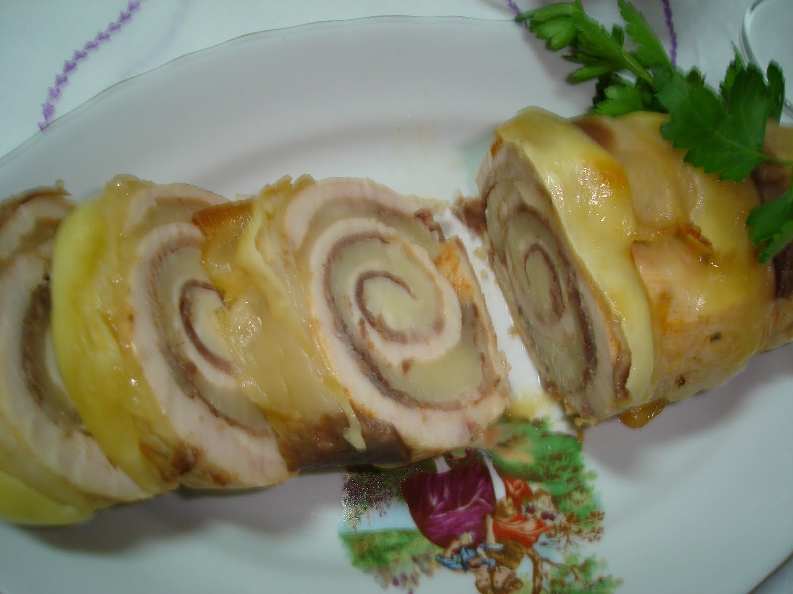 Pe masa din bucatarie: Rulada de pui cu sunca afumata si cascaval