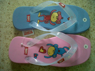 Toko Sepatu dan sandals: sandal levi's monyet