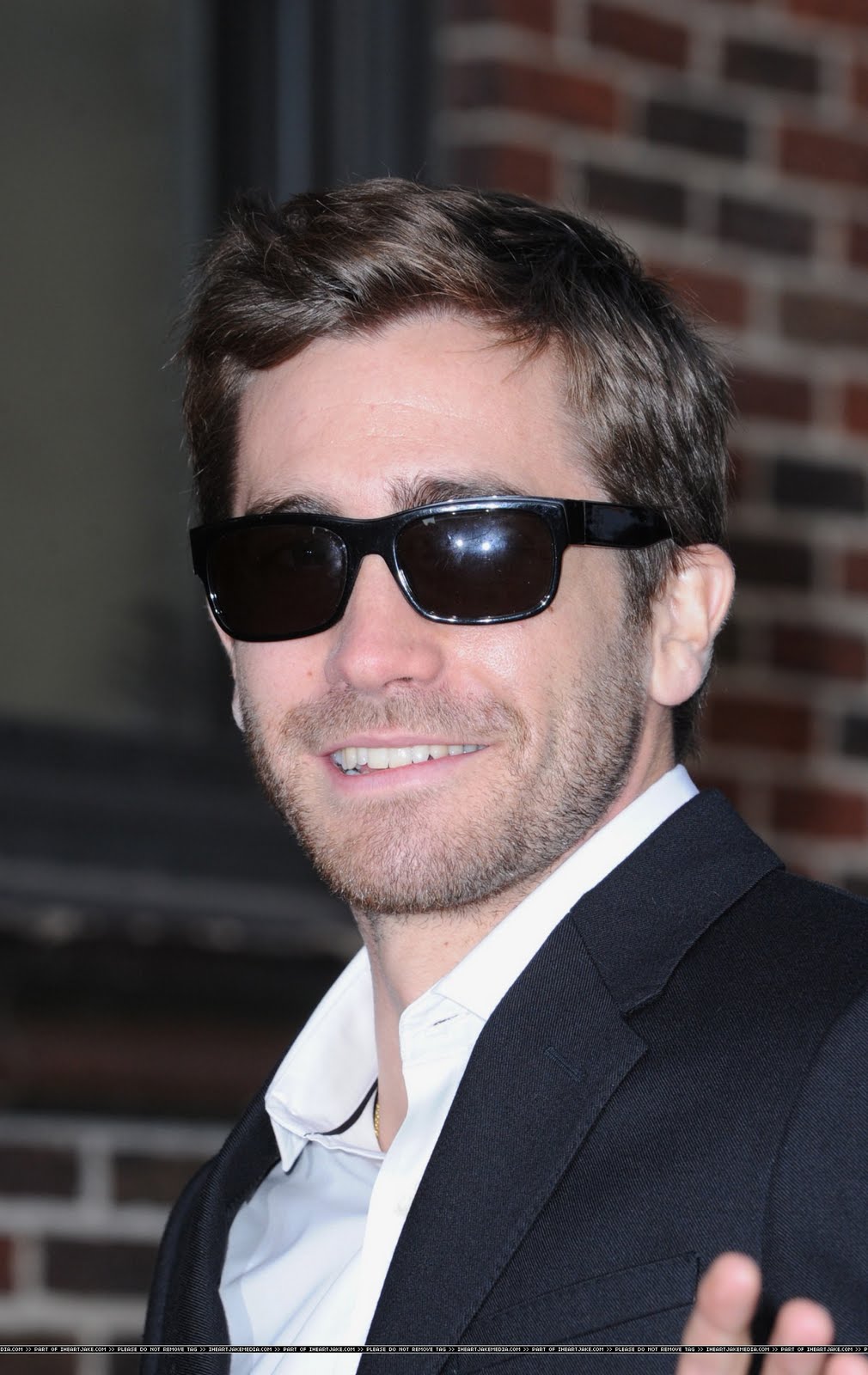 WEIRDLAND: "Love and other drugs" review, "Awkward" E! video