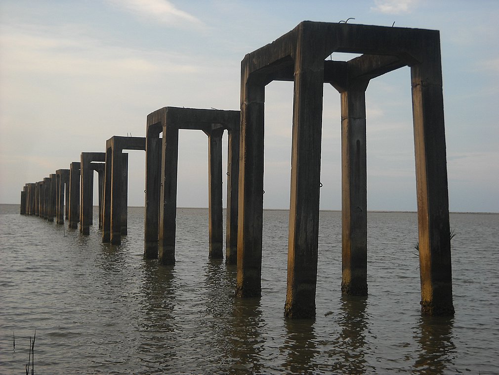 Warisan Tumpat: Tiang Jeti Bijih Besi di Jubakar Pantai, Tumpat, Kelantan.