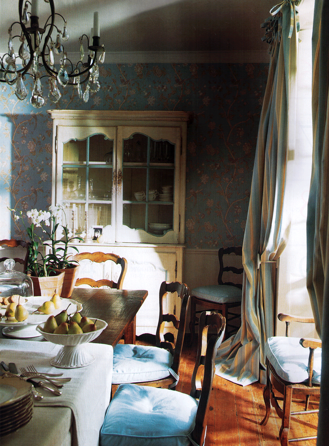 LilyOake: A Timeless Dining Room