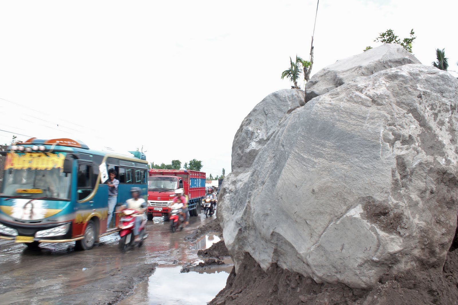 Peristiwa . . . .: Merapi, Batu Besar dan Pasir