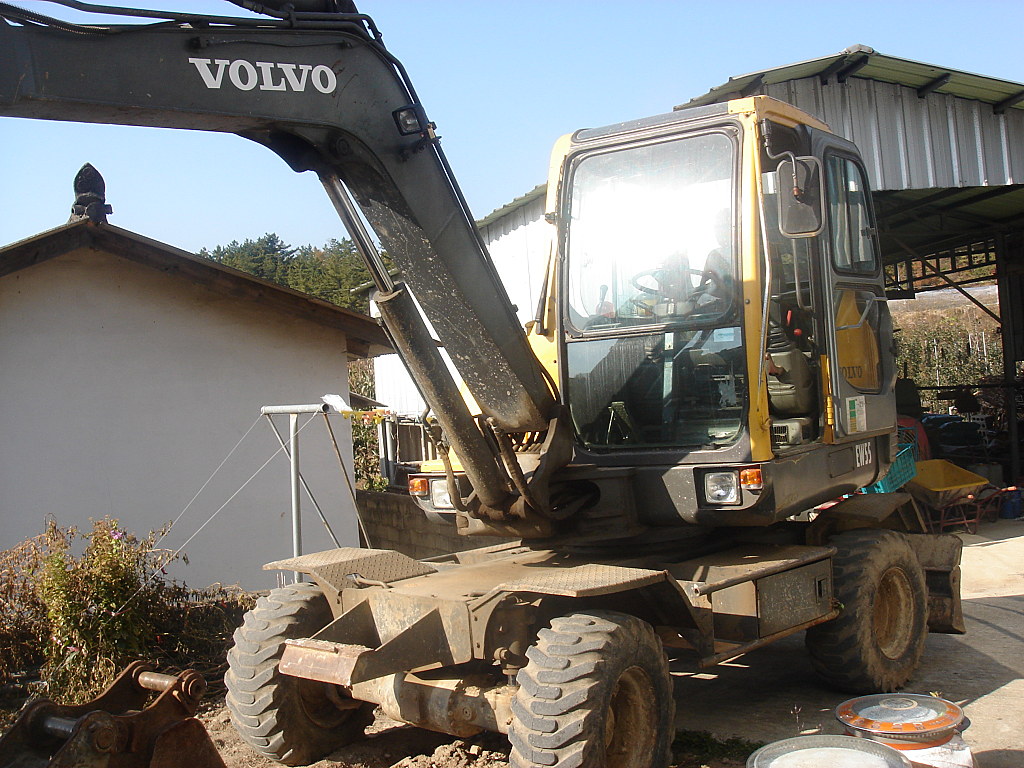 Excakorea: Xe may dao dat VOLVO EW55B doi 2000 gia cif 21,630us$